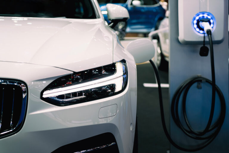 Auto ibride: cosa sono, come funzionano e quali sono i pro e i contro