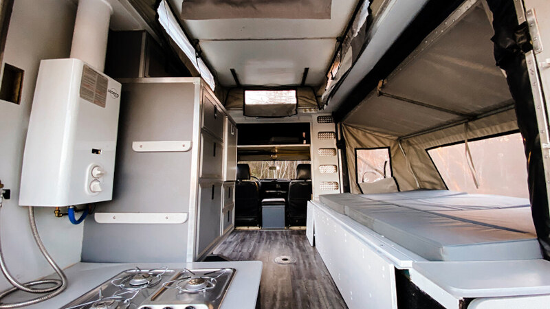 Land Rover Defender 1990 Restomod convertito a camper fuoristrada ...