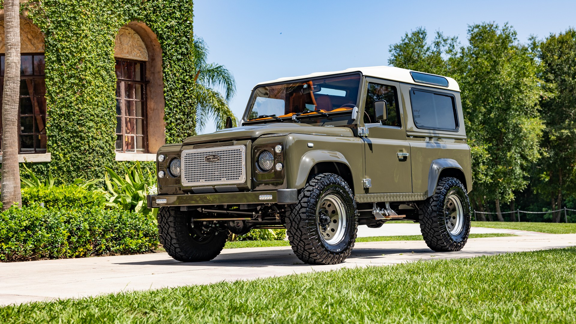 ECD presenta un Land Rover Defender 90 con motore V8 da 5,7 litri