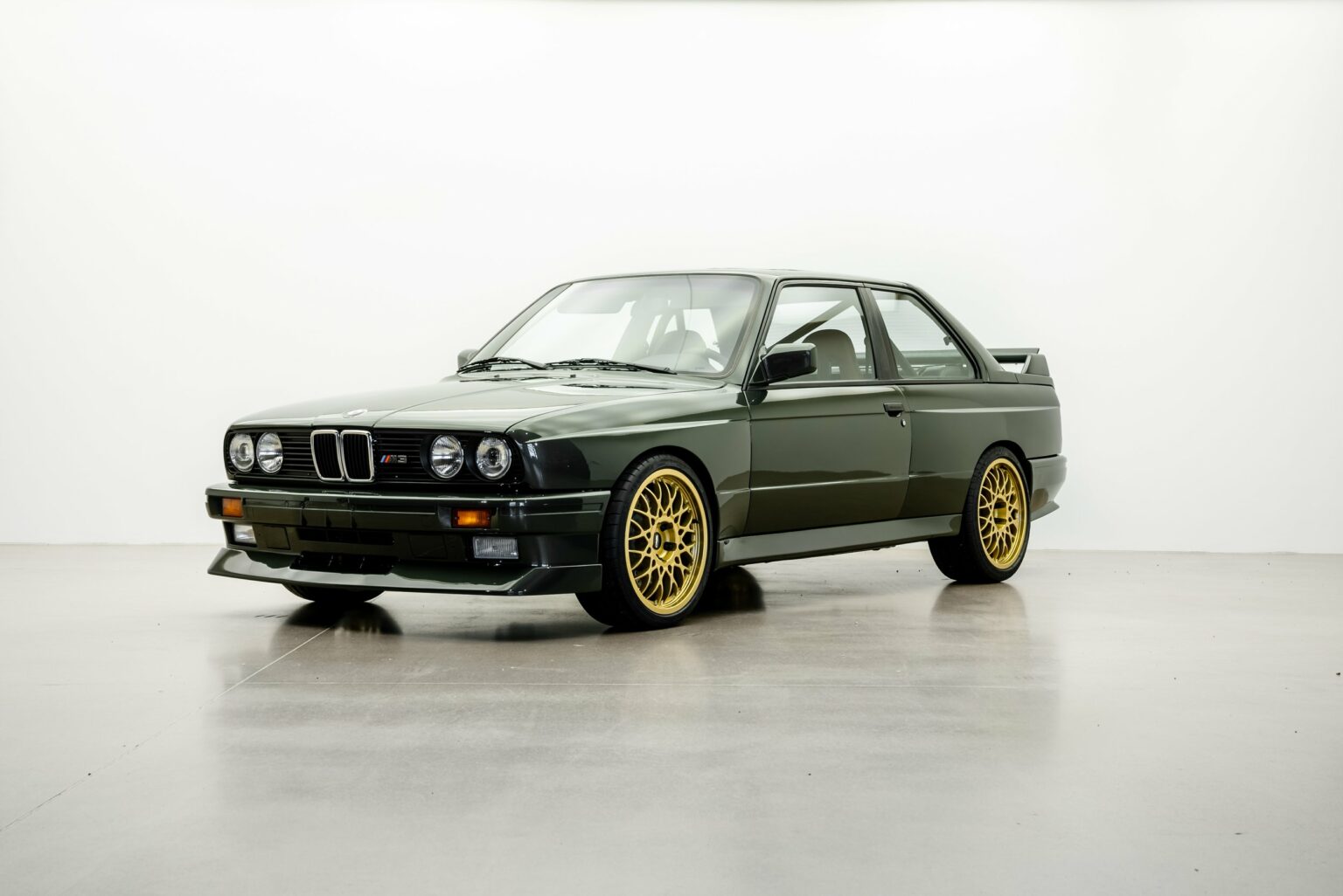 La BMW M3 E30 di Johns Garage è un restomod da 150.000 euro