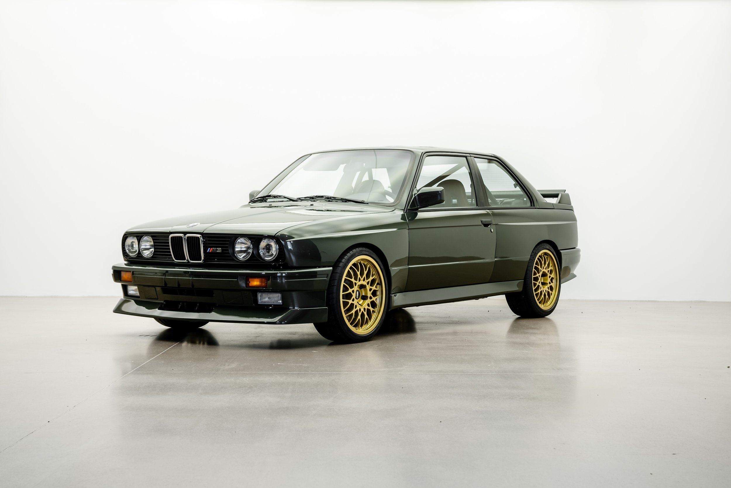 La BMW M3 E30 di Johns Garage è un restomod da 150.000 euro
