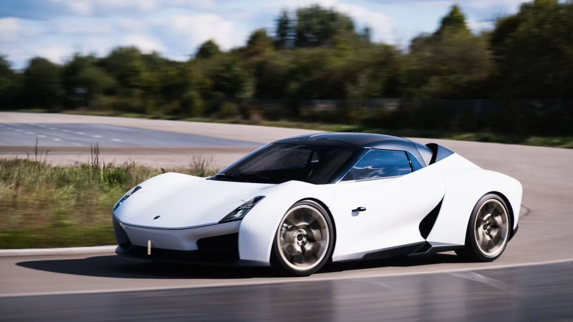 Apollo svela un prototipo di auto sportiva che anticipa l'elettrico