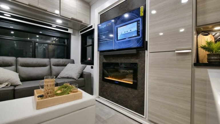 Il Riverstone Signature 41RL è una roulotte che sembra un attico