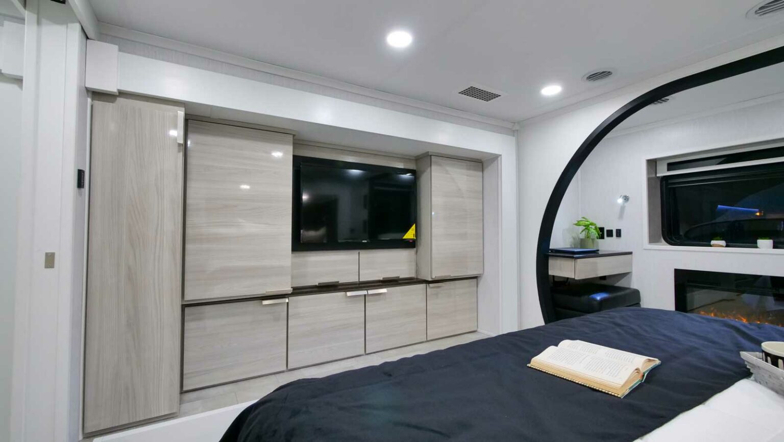 Il Riverstone Signature 41RL è una roulotte che sembra un attico