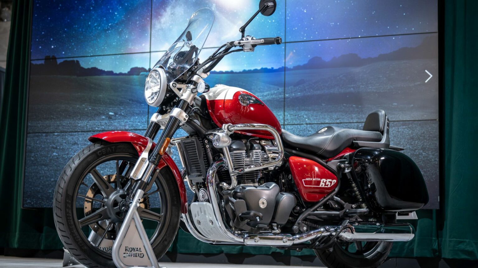 Royal Enfield Super Meteor 650 recensioni e opinioni degli esperti
