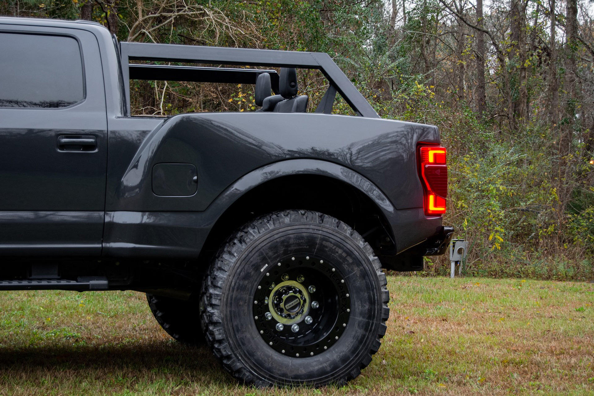 MegaRexx presenta il suo nuovo SUV MegaRaptor7