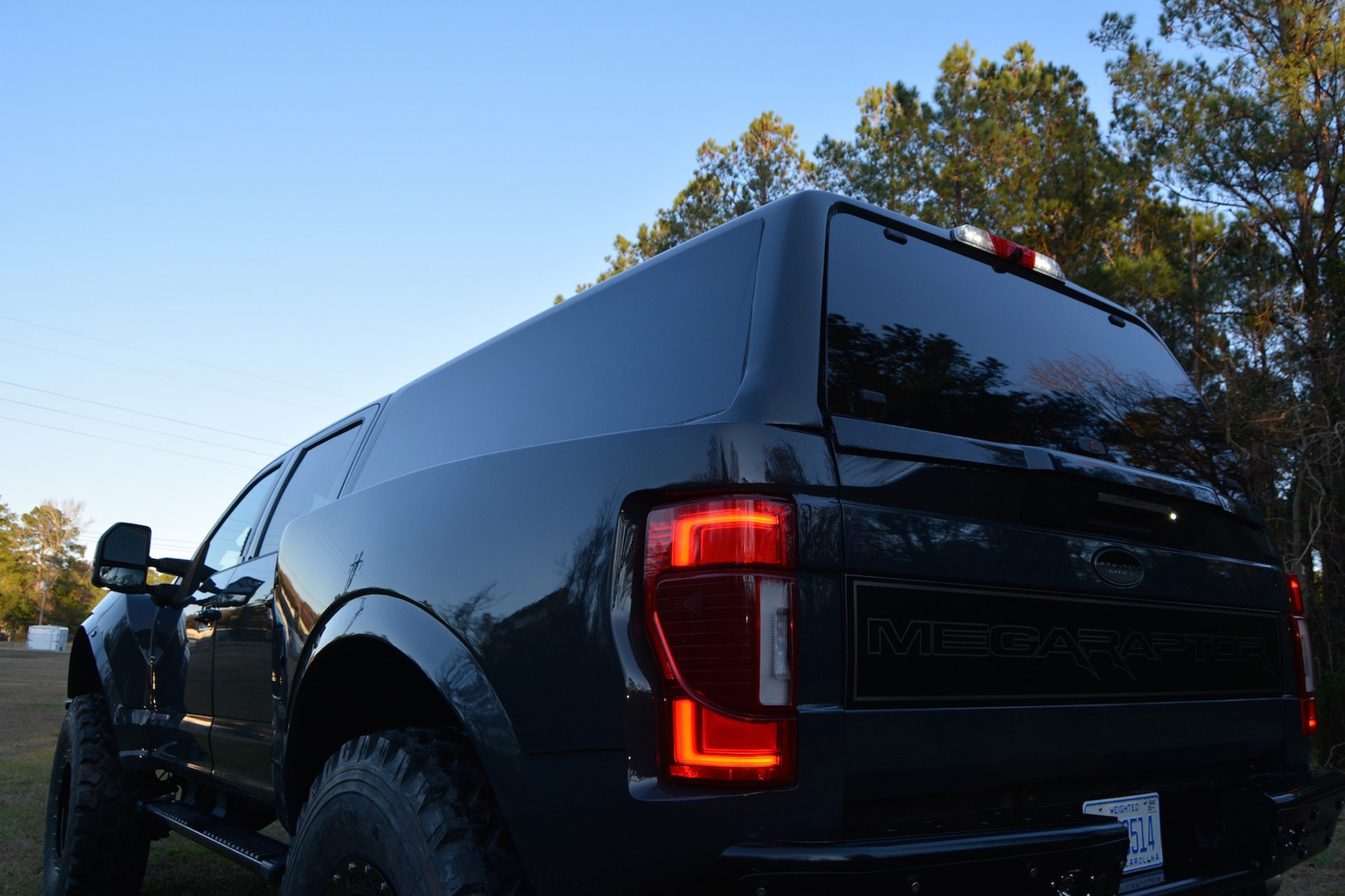 MegaRexx presenta il suo nuovo SUV MegaRaptor7