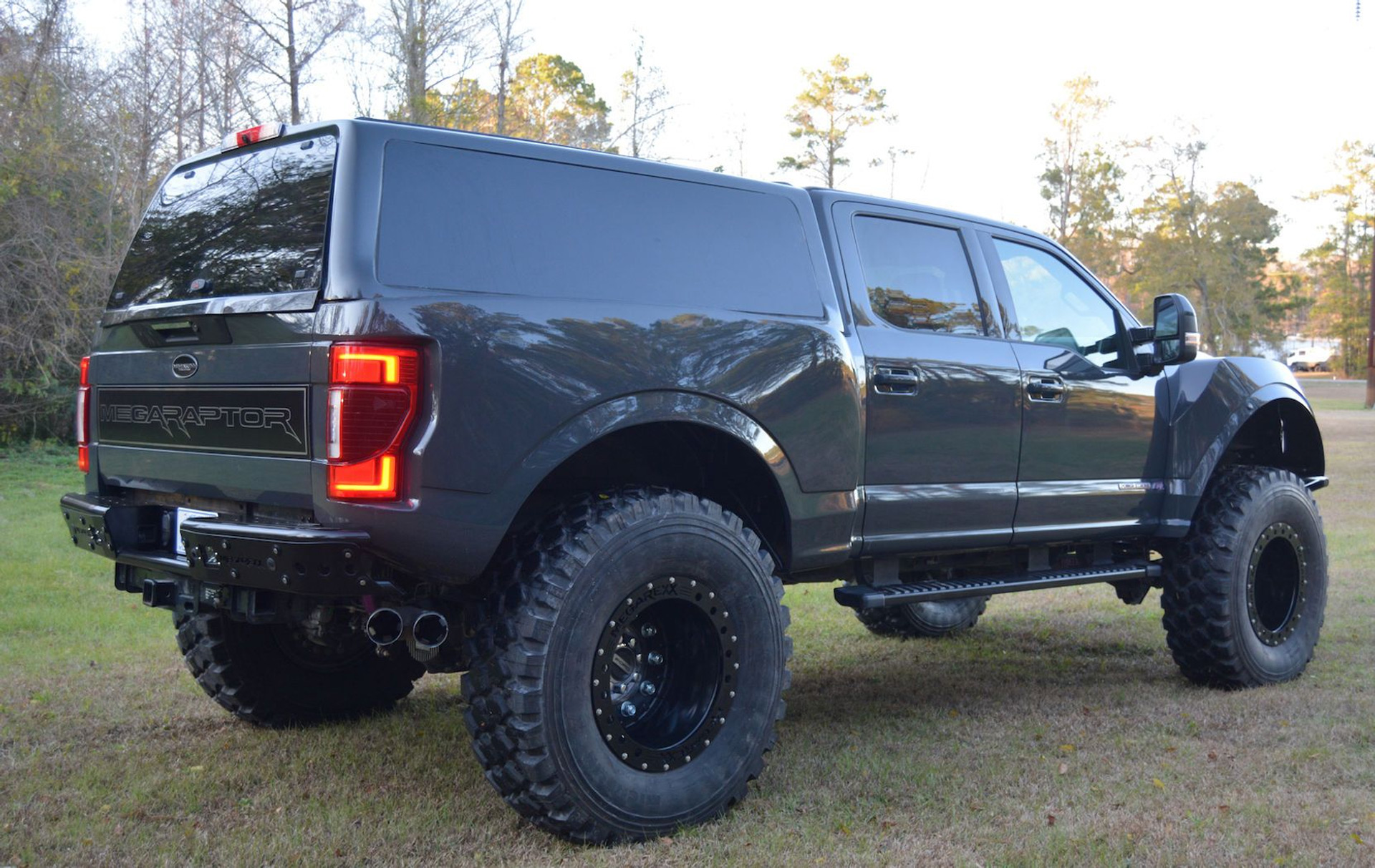 MegaRexx presenta il suo nuovo SUV MegaRaptor7