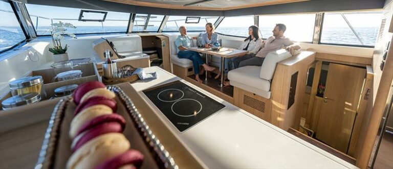 Aquila 42 Yacht è un catamarano da 12 metri pratico e versatile
