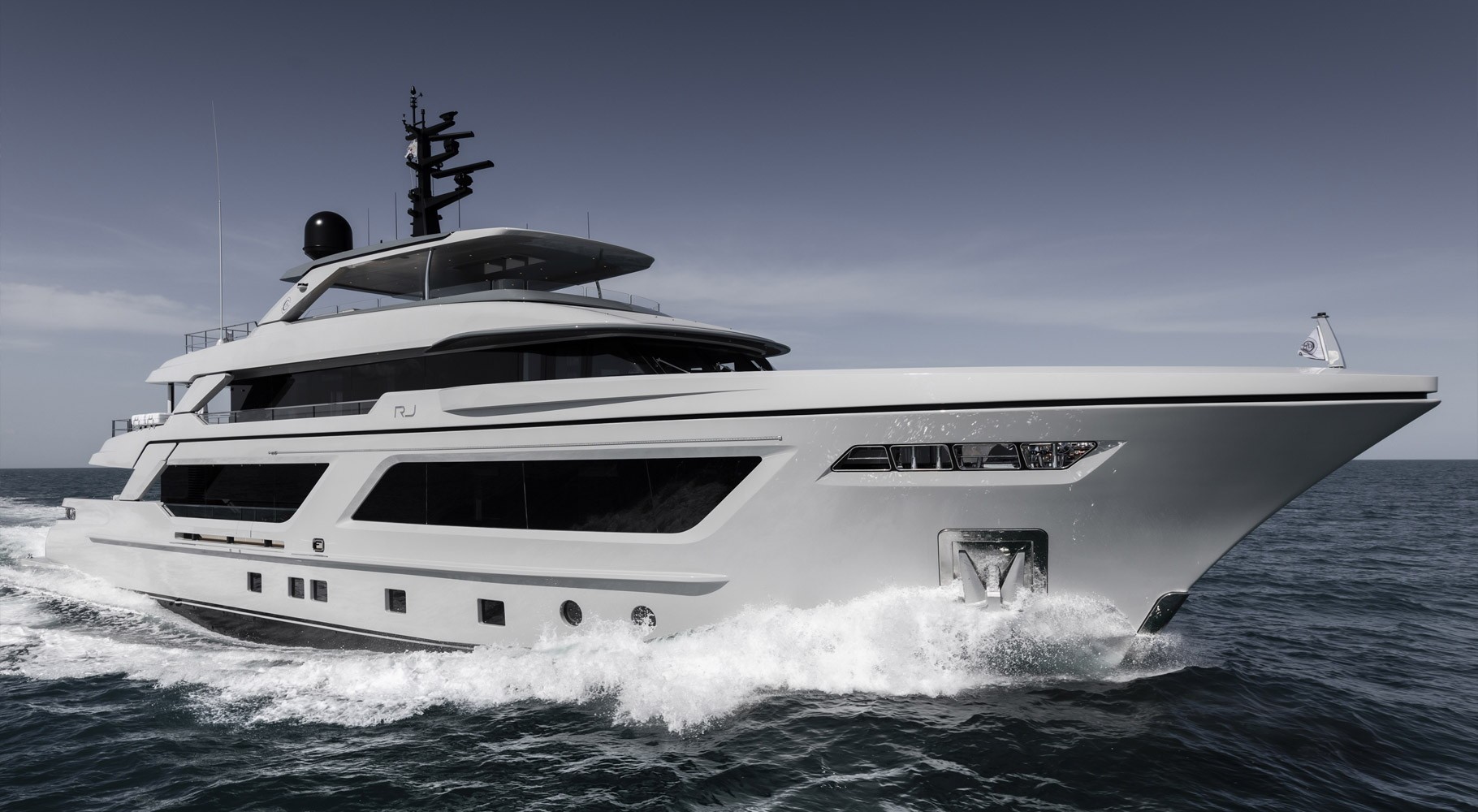 Stellamar porta il lusso a bordo di uno yacht explorer