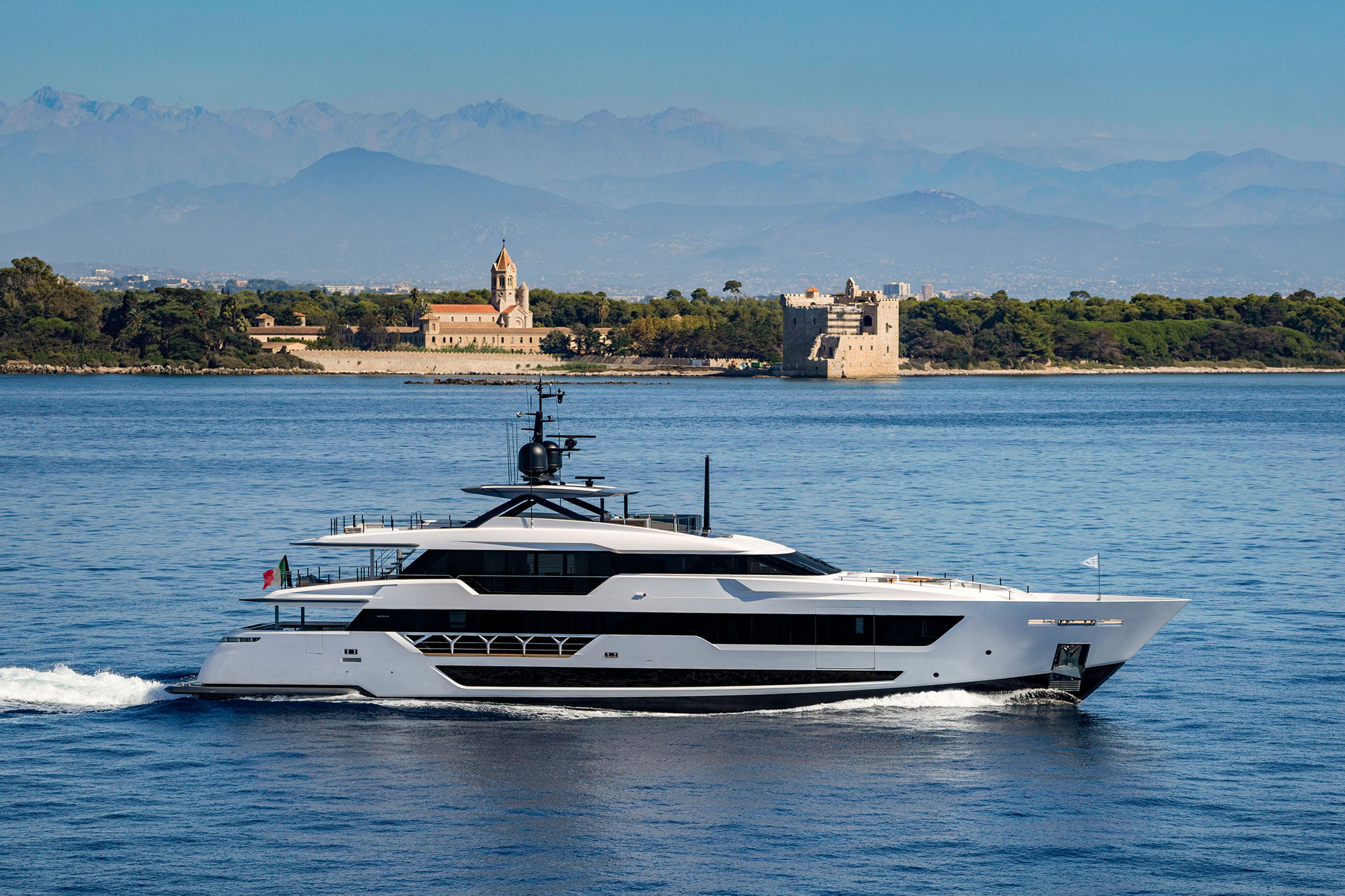 Custom Line 140 è il nuovo superyacht di punta del brand italiano