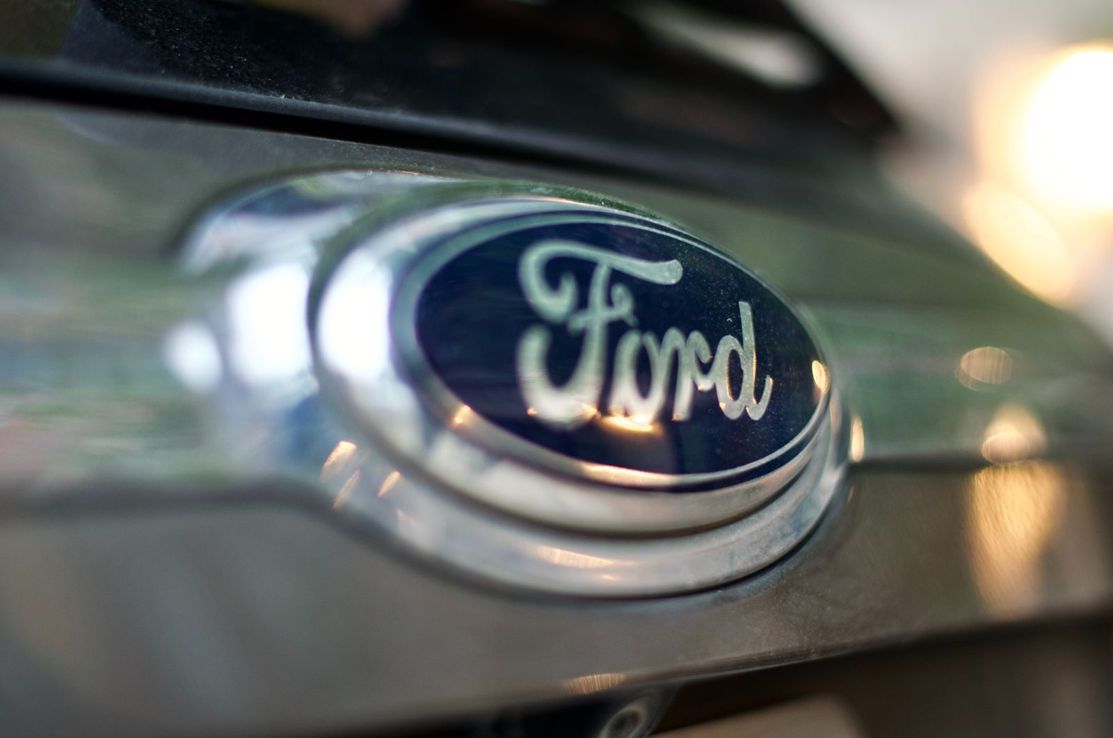 Ford sta perdendo tanti soldi dai veicoli elettrici o li sta investendo?
