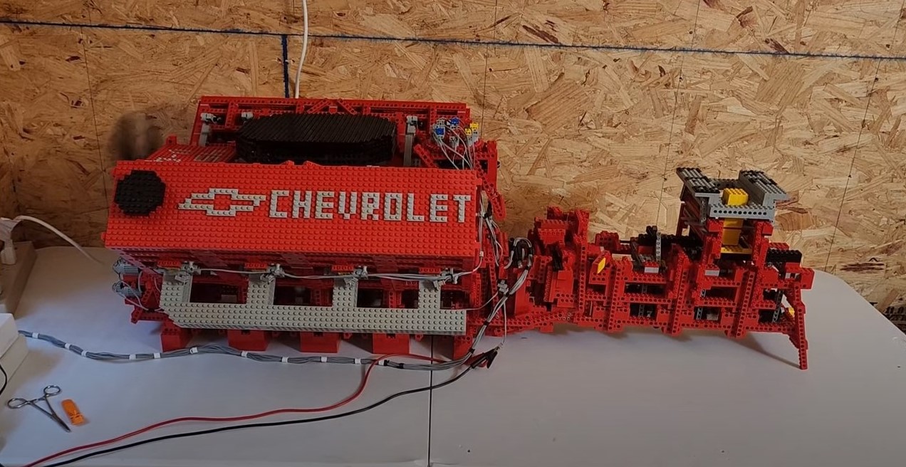 Una replica in Lego del motore V8 Chevrolet 454 degli anni '70