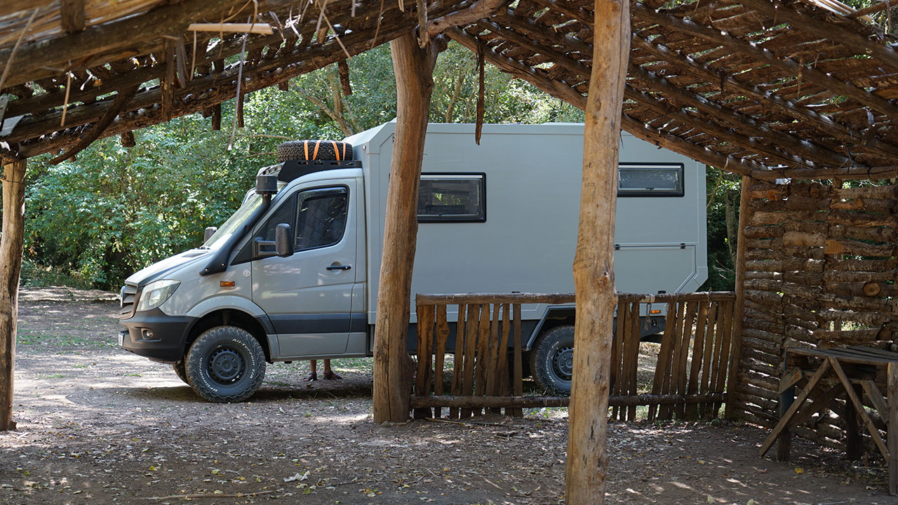 Uro-Camper ha un nuovo camper 4x4 su base Mercedes Sprinter Rhino